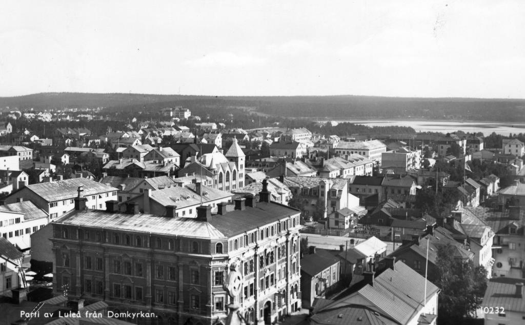 Vy från domkyrkan mot nordost. Närmast i bild syns gamla posthuset ...