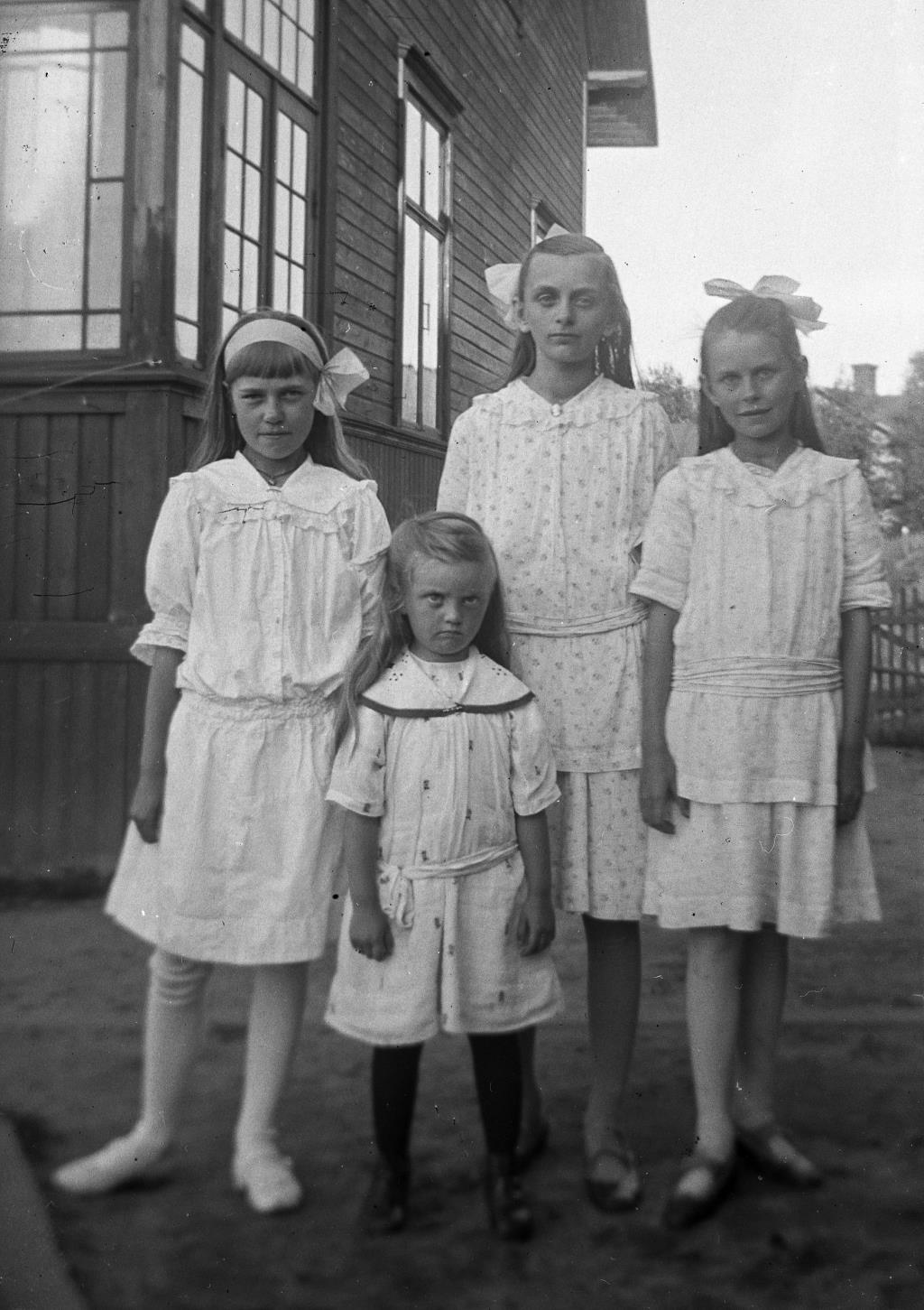 Systrarna Eriksson med kompis. Fr. v. Okänd, Linnéa Eriksson, Edit ...