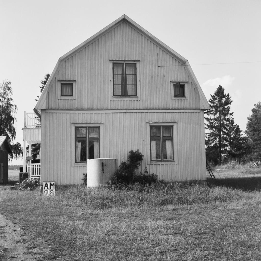 Bostadshus i Södra Sunderbyn. Ägare Maria Israelsson....